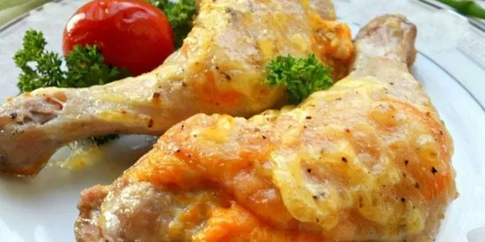 Pernas de frango recheadas com ovos e queijo