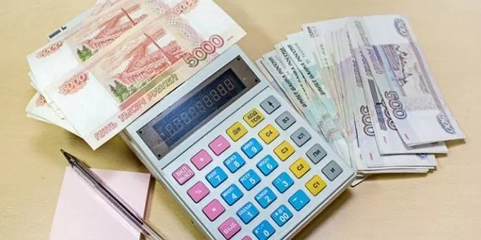Diners, calculadora i bolígraf