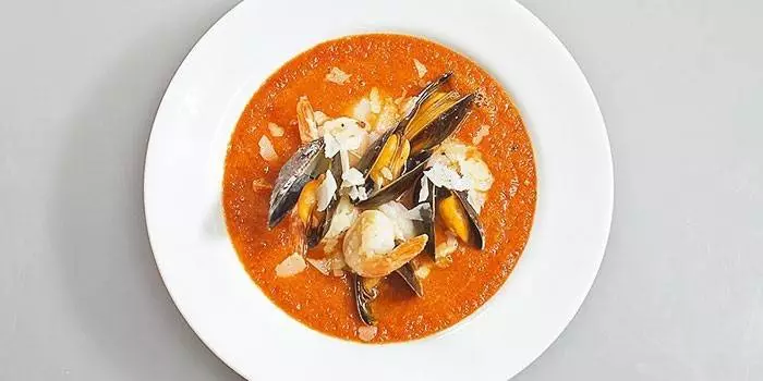 Sopa de tomate con marisco
