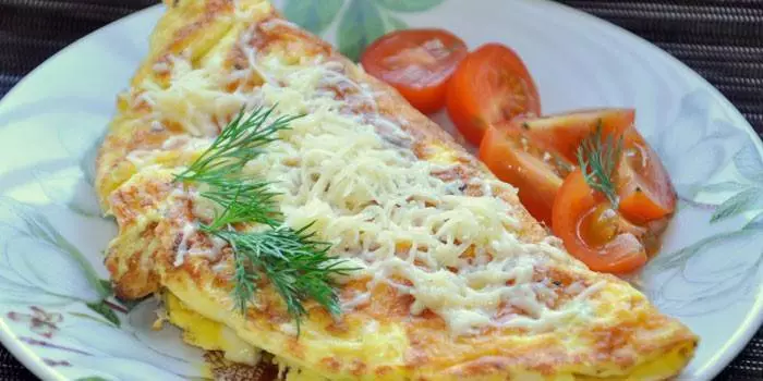 Omelet dengan sosej dan keju