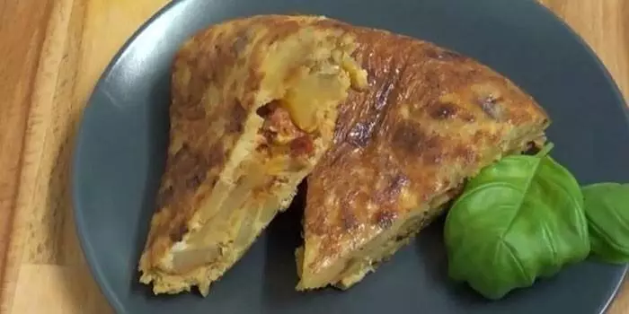 Omelet le prátaí agus ispíní