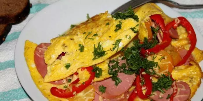 Omelet dengan sosej dan lada