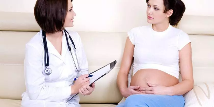 Cô gái mang thai và bác sĩ