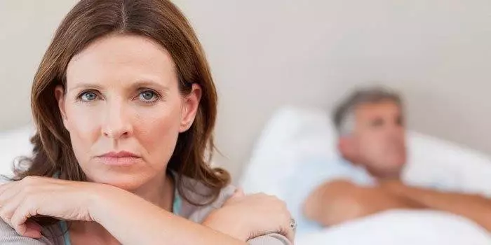 Menopause ninu awọn obinrin: awọn ami aisan ati itọju nigbati o ba de