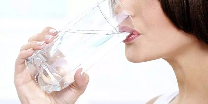 महिला पानी पिउँदै