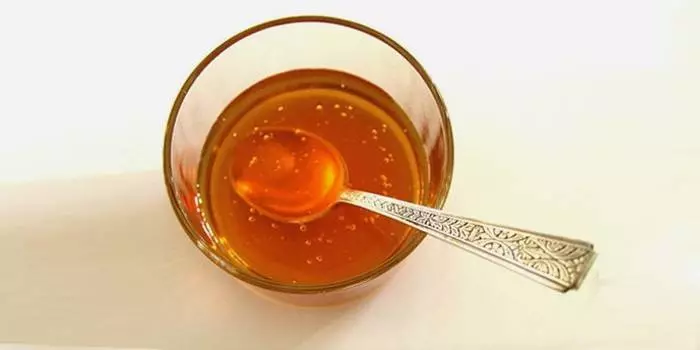 玻璃杯中的蜂蜜