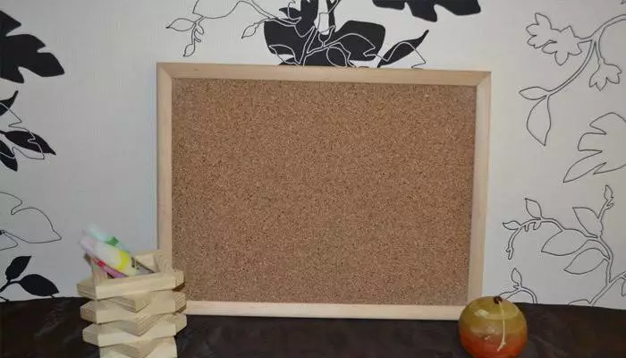 Corkboard lori ogiri fun awọn akọsilẹ: ibiti o ra ati bi o ṣe le ṣe funrararẹ