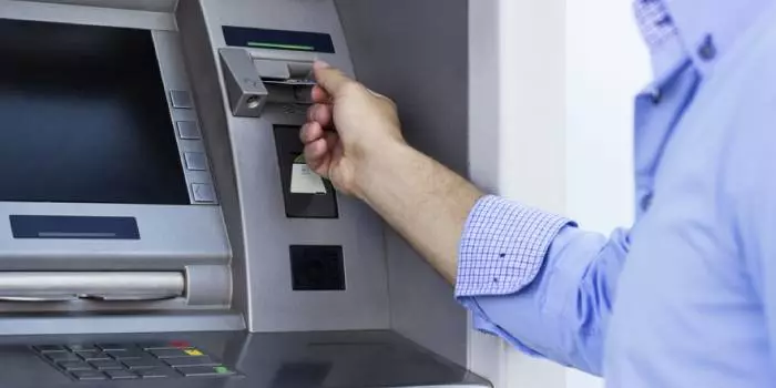 Sberbank اڪائونٽ مان فنڊ ڪingڻ ھڪڙي پارٽنر بئنڪ جي ATM تي