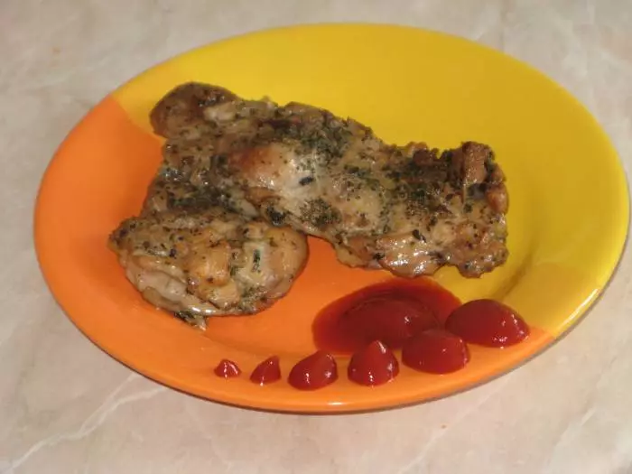 Côtelettes de poulet sur une assiette avec du ketchup