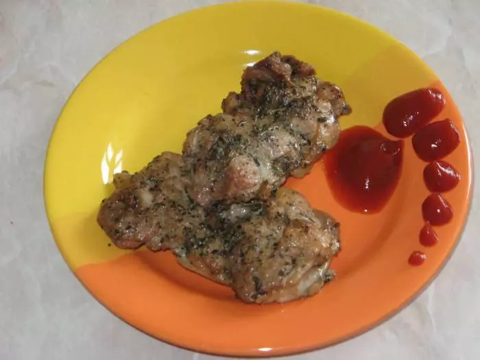 Ṣiṣẹ awọn gige adie lori awo pẹlu ketchup