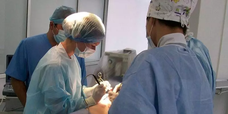 Nagsasagawa ng operasyon ang mga doktor