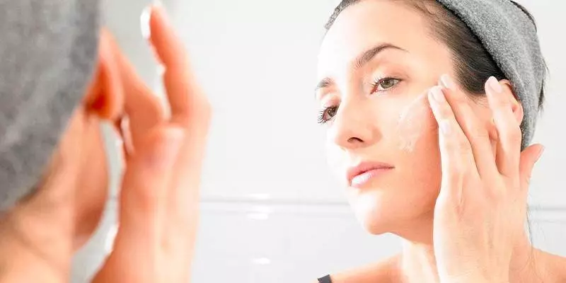 Applicazione di cosmetici antietà