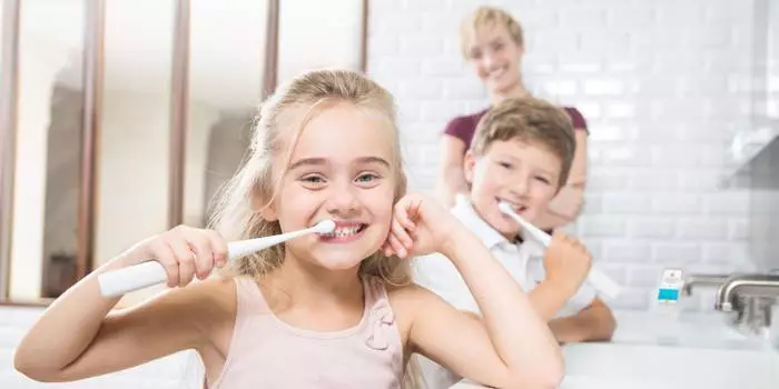 Kinder putzen sich die Zähne