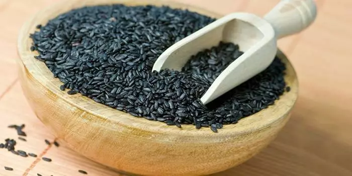 Granos de arroz negro