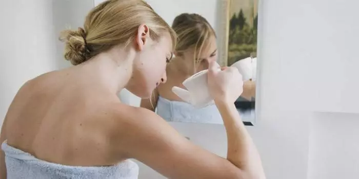 Flicka gör sig redo att tvätta näsan