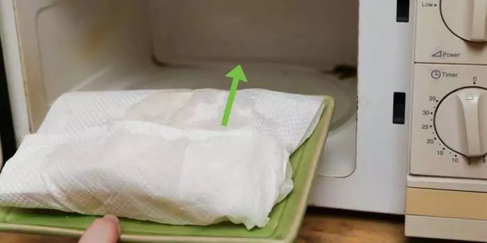 تمیز کردن با دستمال کاغذی مرطوب