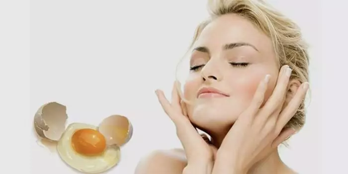 Egg and honey protein face mask: firming and against blackheads