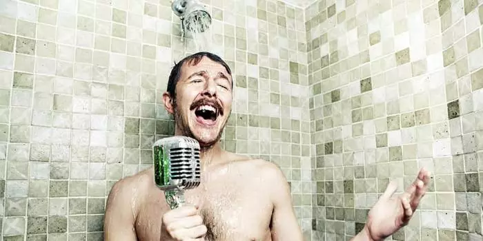 Ein Mann singt unter der Dusche