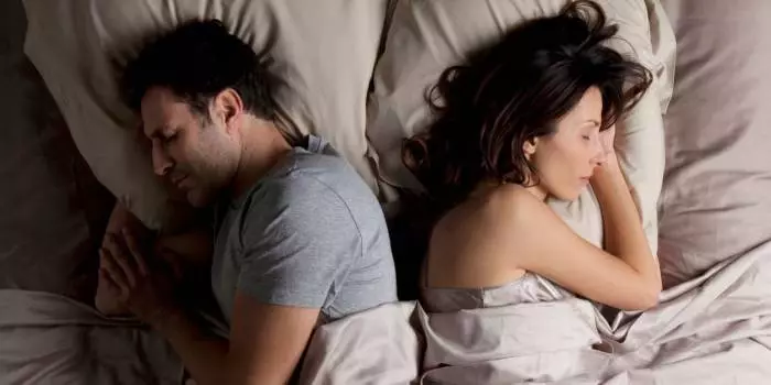 Spiaci muž a žena
