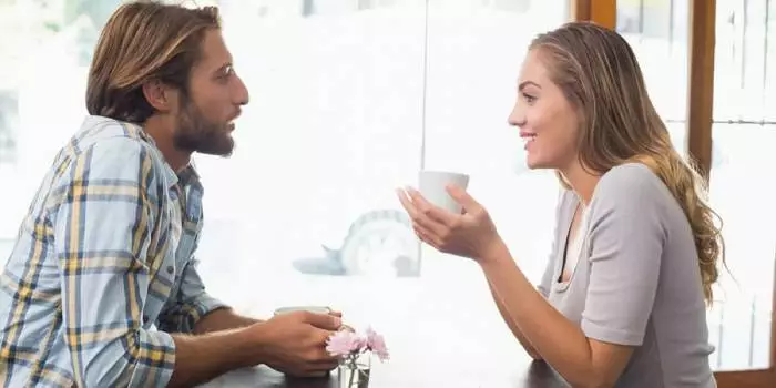 Mari et femme dans un café