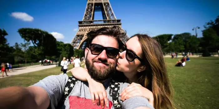 Selfie de tineri pe fundalul Turnului Eiffel