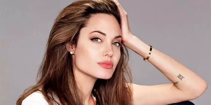 Mole en la frente de Angelina Jolie