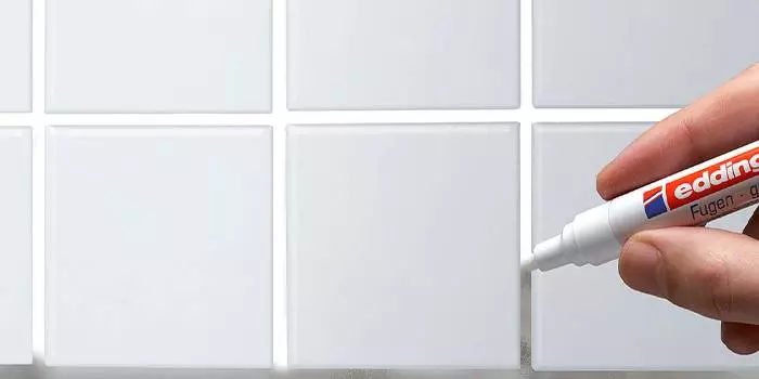 Whitening grout between tiles