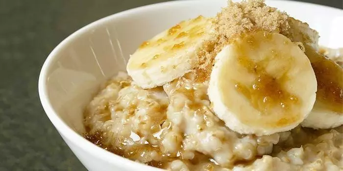 Oatmeal lori kefir pẹlu ogede