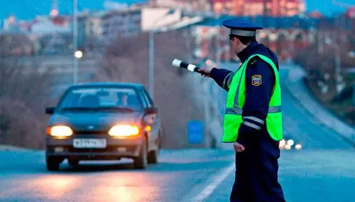 Der Verkehrspolizist hält das Auto an