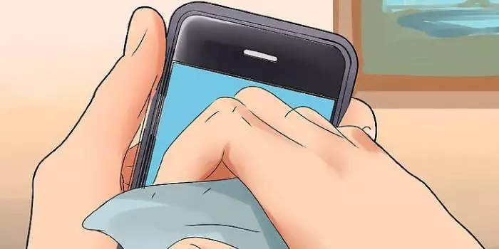 Wipe the smartphone screen