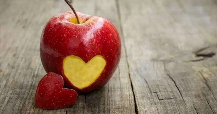 Το ξόρκι αγάπης στο μήλο είναι πολύ δημοφιλές στις γυναίκες