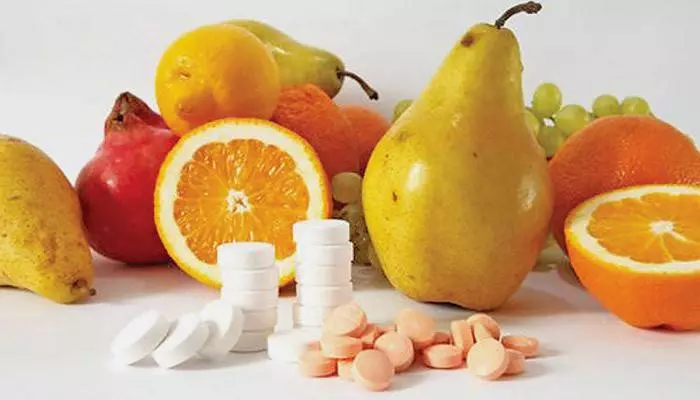 Ovoce a tablety obsahující vitamíny B.