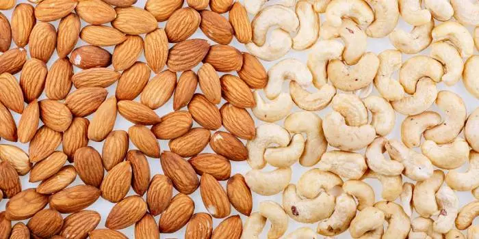 Almonds thiab cashews