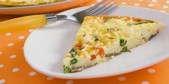 Omelete de legumes com queijo