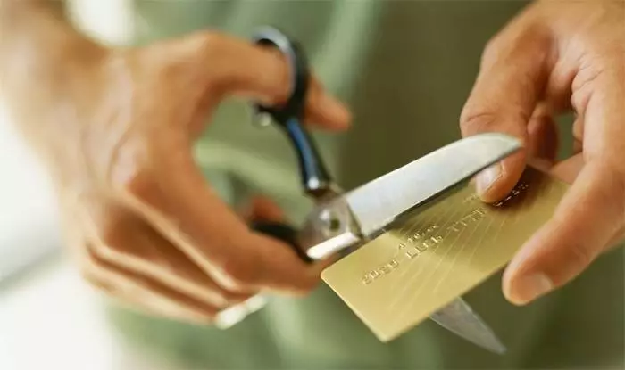一个人剪一张塑料卡