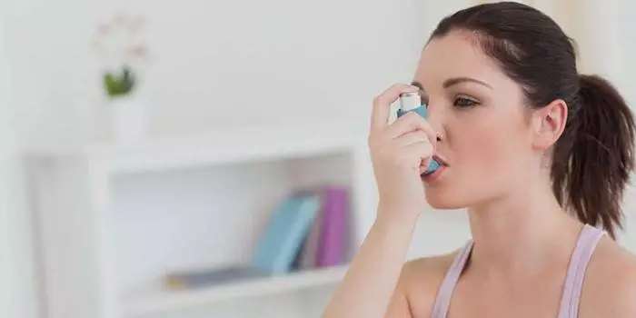 Ngoanana o sebelisa inhaler